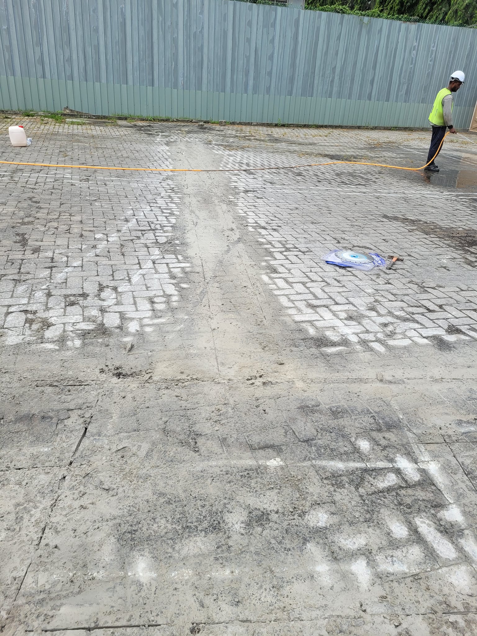 Melawat tapak cadangan membina 2 unit bangunan Open Shed, 2 unit tapak ...