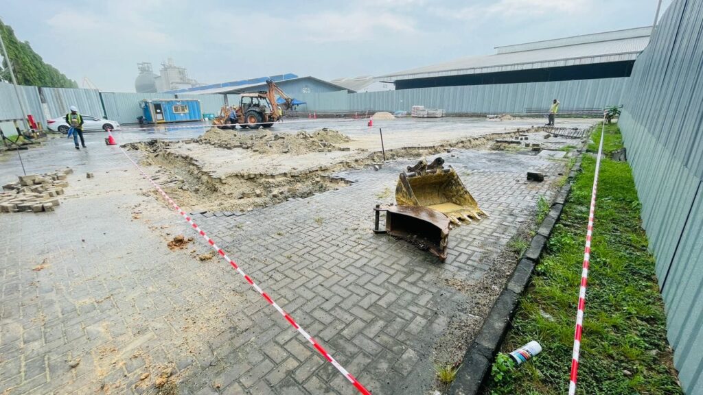 Melawat tapak cadangan membina 2 unit bangunan Open Shed, 2 unit tapak ...